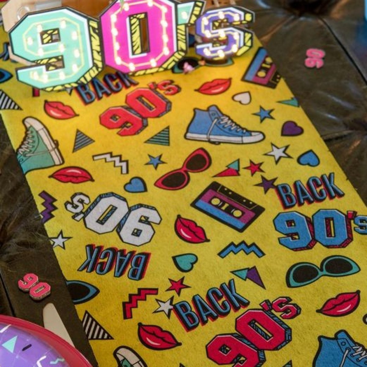 90 talls fest - Kjøp pynt til et gøy 1990-talls party på Temashop.no
